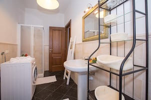 Apartamento Familiar, vários quartos (Casa Al Prato Apt. A) | Casa de banho | Uma combinação polibã/banheira, um chuveiro fixo