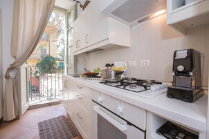 Apartamento Familiar, 1 quarto, micro-ondas (Casa Al Prato Apt. A) | Cozinha privada | Uma cafeteira/bule, um frigorífico, um micro-ondas, um forno 