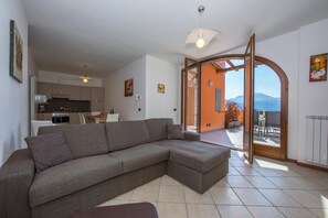 Apartamento Familiar, vários quartos, 2 casas de banho, junto à montanha (Borgo La Sorgente - Erica) | Sala | TV de ecrã plano 