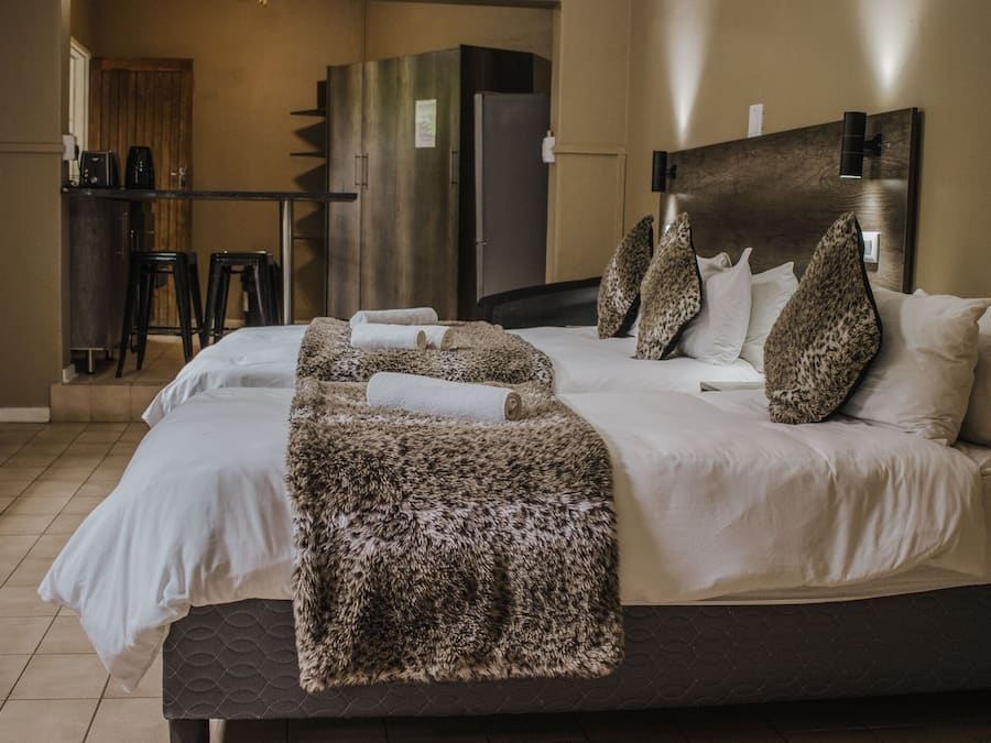 Quarto Deluxe | Roupa de alta qualidade, edredões de penas, com mobília individualizada