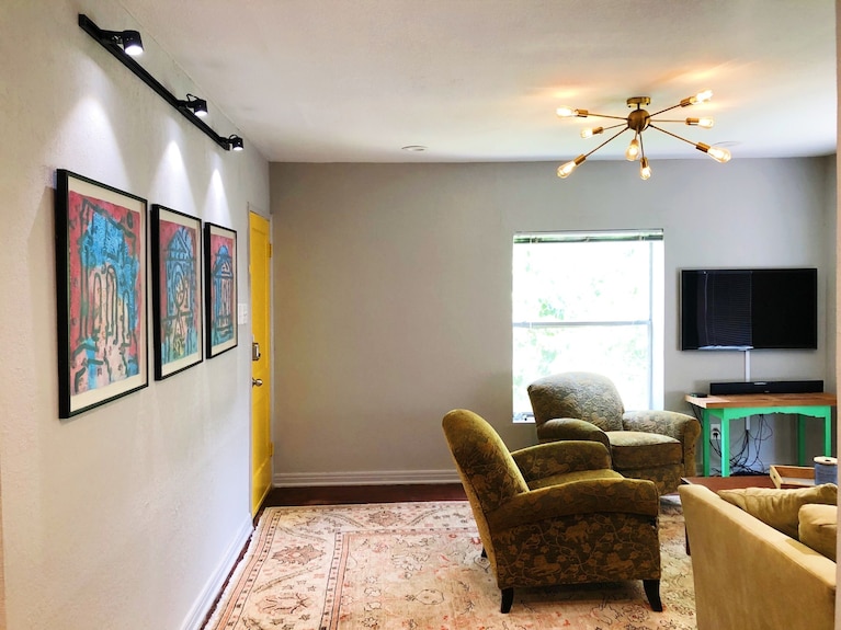 Mid-century Modern Apartment Tucked In The Montrose - South Park - Houston