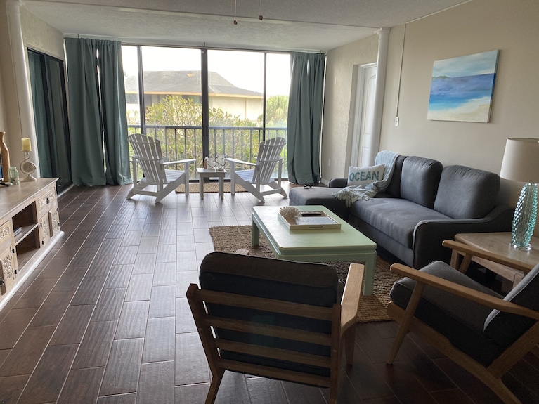 Beach Condo 2/2 Newly Remodeled & Furnished - Blue Heron Beach, Fort Pierce