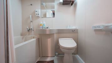 Quarto, não fumadores (Semi Double) | Casa de banho | Uma combinação polibã/banheira, artigos de higiene pessoal grátis