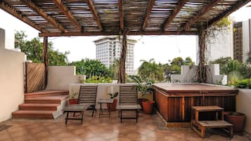 Apartamento, 2 quartos, piscina privativa, Vista para a cidade | Terraço/pátio interior