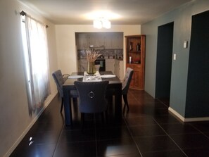 Casa, 2 quartos, micro-ondas | Restaurantes
