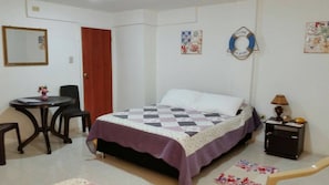 1 quarto, ferros/tábuas de passar roupa, roupa de cama