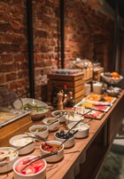 Um buffet com diversos alimentos e acompanhamentos.