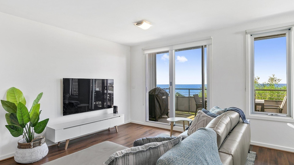 Point Grey Apartment 16 - Lorne