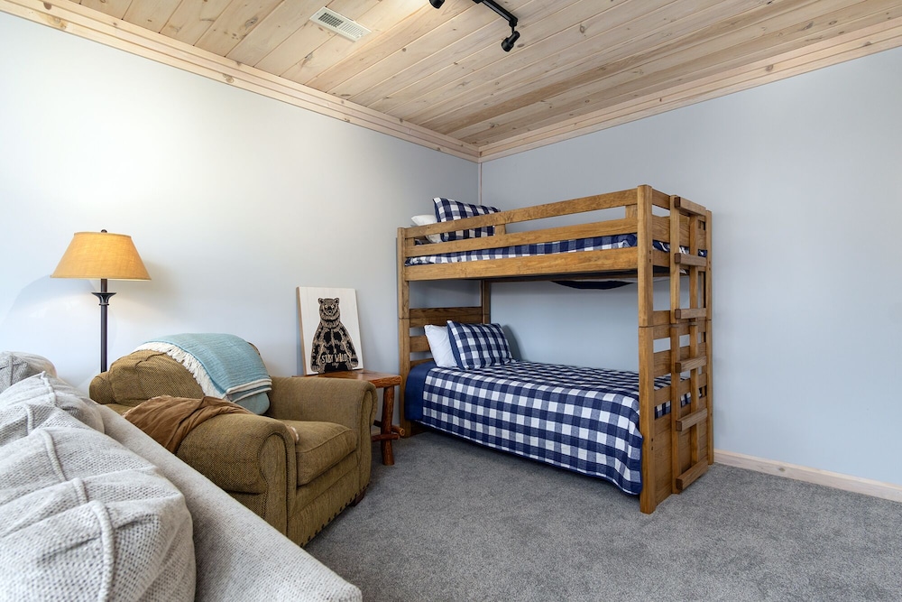 Sky High At Laurel Ridge | Post & Beam Cabin With Long-range Mountain Views! - Black Mountain, NC