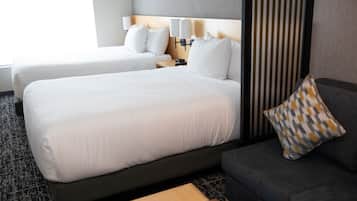 Quarto (2 Queen Beds with Sofa Bed) | Roupas de cama premium, camas com colchões pillow-top, frigobar