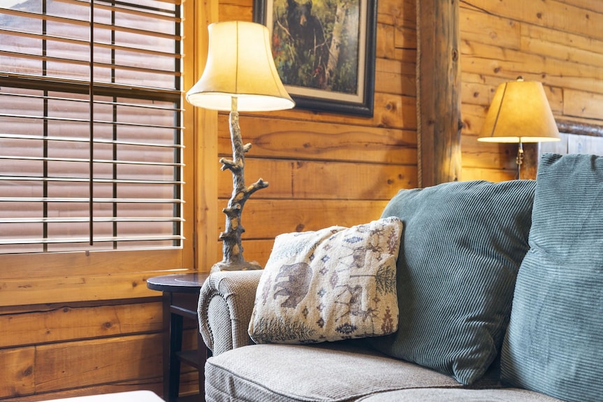 Cedar Log Cabin For Two - Fireplace & Whirlpool Tub - Minutes From Shows! - Branson, MO