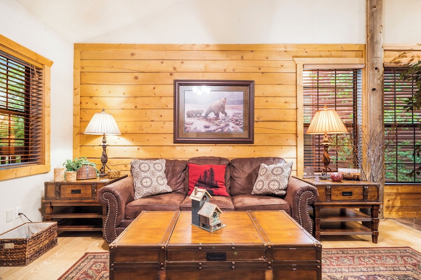 Lovely Log Cabin With Whirlpool Tub In Branson Theatre District - Branson, MO