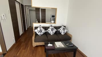 Quarto Familiar, não fumadores | Sala de estar | Televisor LCD de 43 polegadas com canais digitais, televisor