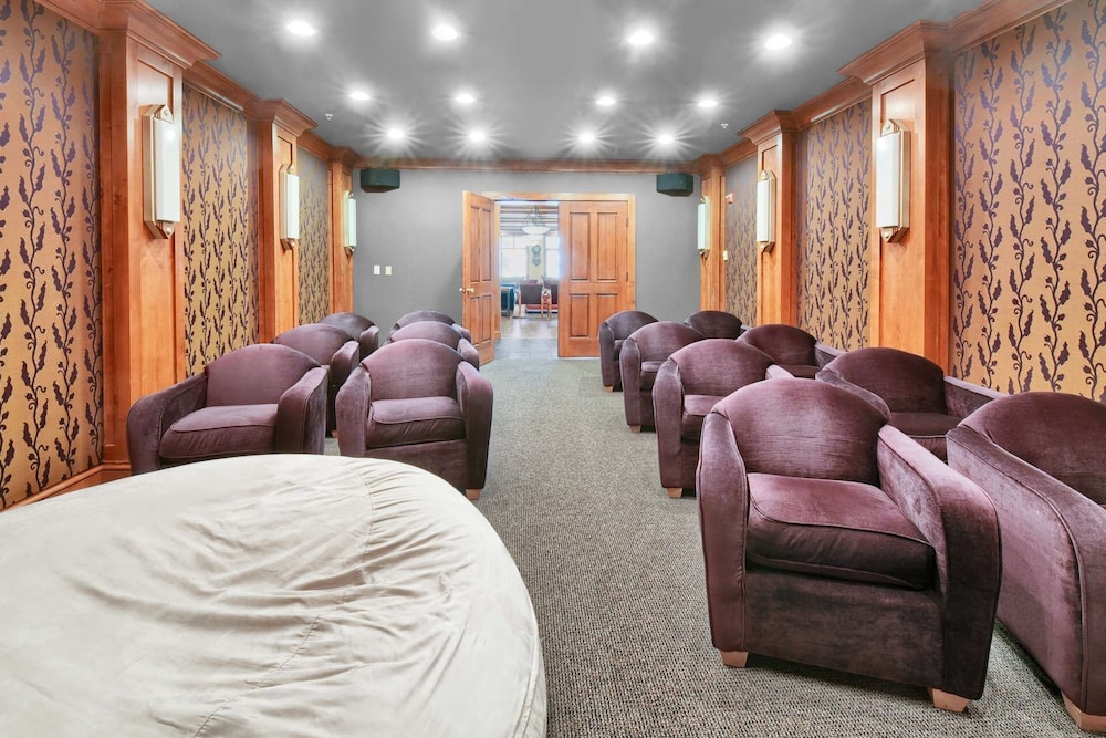 Mountain Bliss: Cozy Solitude Condo, Heated Pool And Hot Tub, Game Room, Parking, Patio, Fireplace! - Solitude, UT