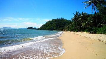 Perto da praia, areia branca
