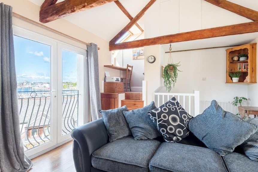 Cosy Fisherman's Cottage W/ Balcony & Sea Views - Plymouth