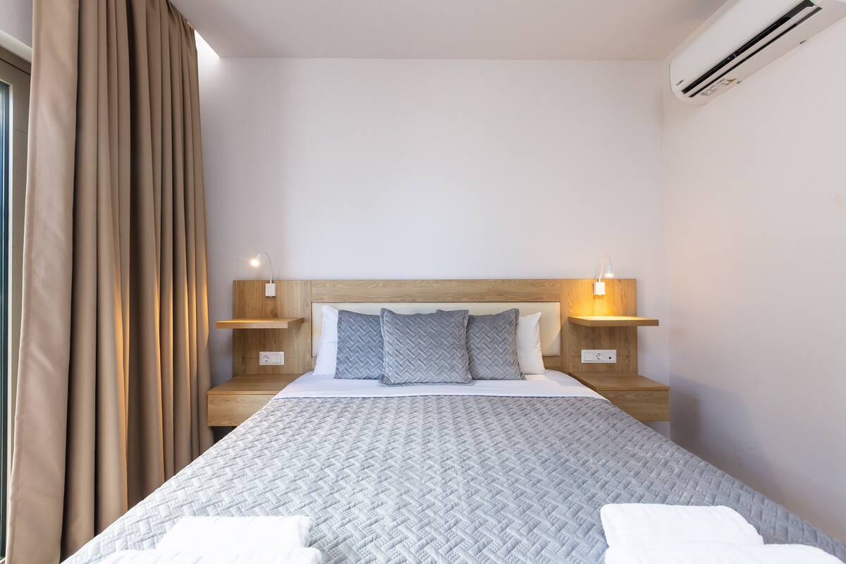 Standard Room with Side Sea View | Roupa de alta qualidade, camas de colchão Tempur-Pedic, cofre no quarto 