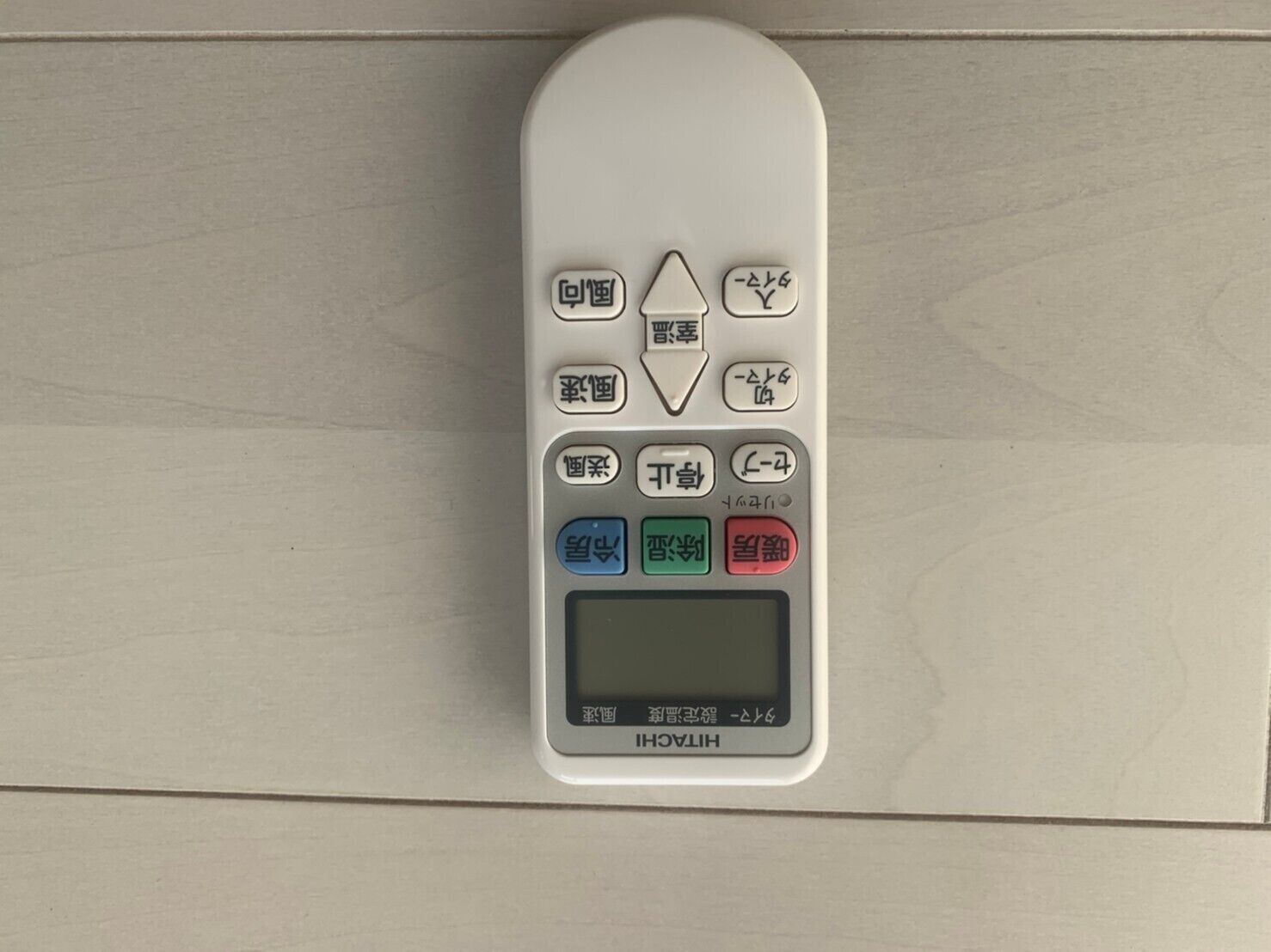 Um controle remoto com vários botões e uma tela de exibição.