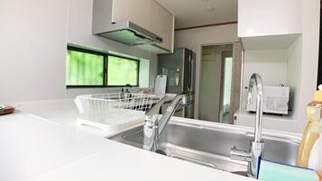 Casa, 3 quartos, não fumadores, varanda (2 Story, Private Vacation Home) | Kitchenette privada | Um frigorífico, um micro-ondas, uma cafeteira/bule