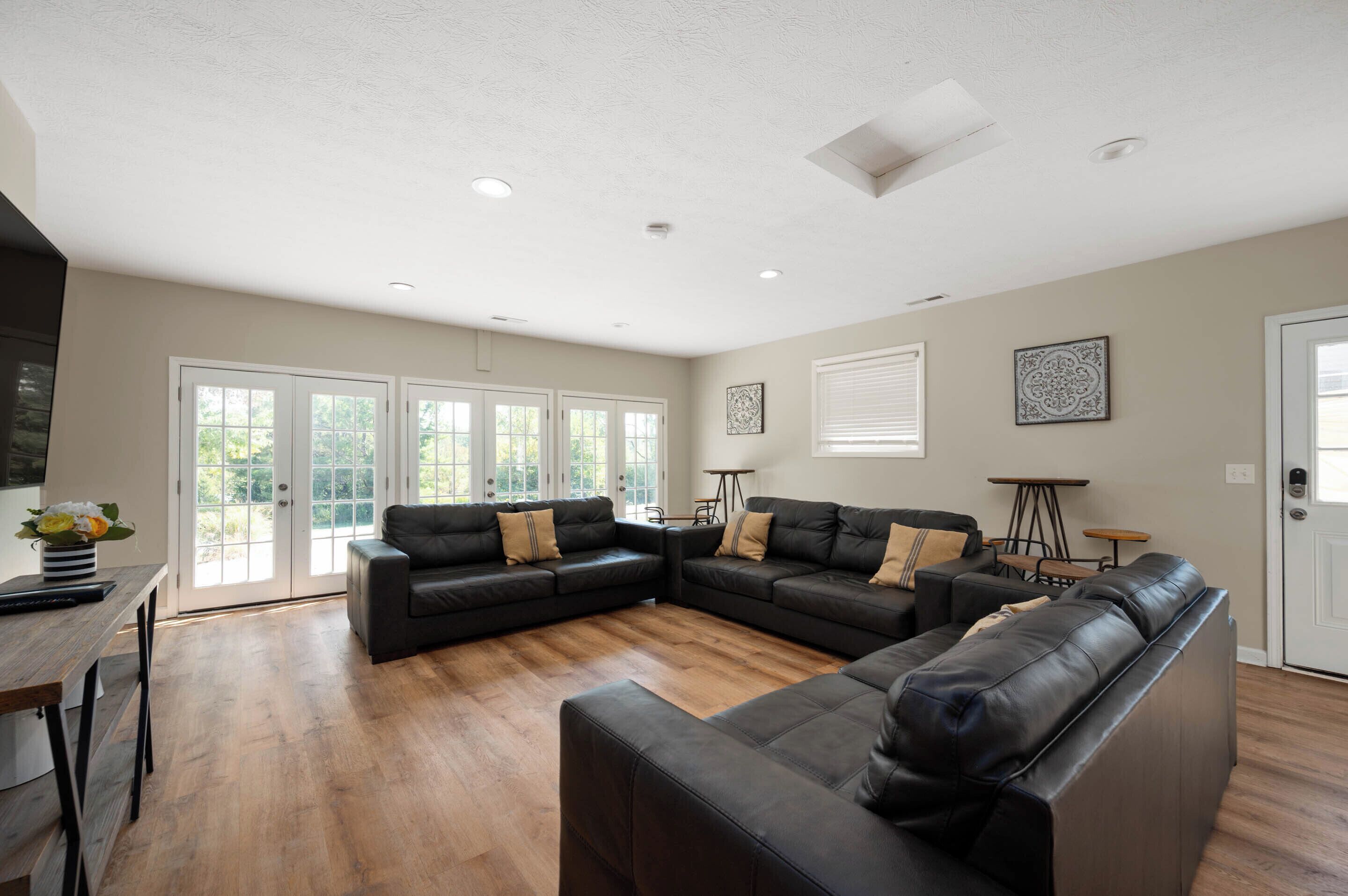 Carmel Lodge-sleeps 25, By Grandpark, Indy<10mi - Carmel, IN