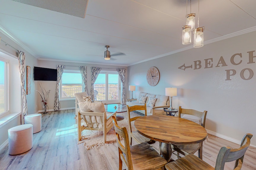 Walk To Sandfest, Shared Pool, Boardwalk To The Beach, Gulf Views - Port Aransas, TX