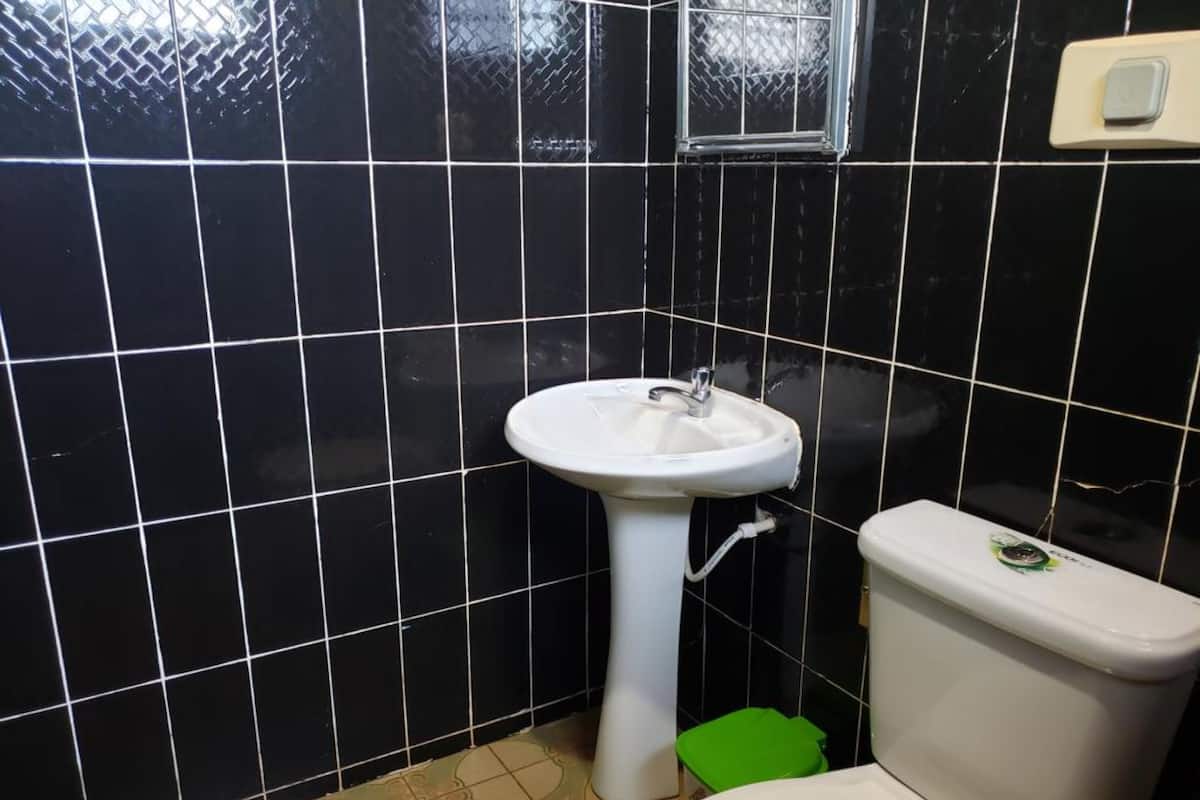 Chuveiro, toalhas de banho
