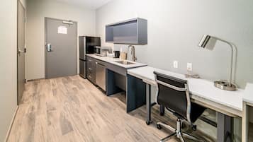 Suíte, 1 cama King e sofá-cama, acessível, cozinha americana | Cozinha americana privada | Geladeira grande, micro-ondas, lava-louças, cafeteira/chaleira