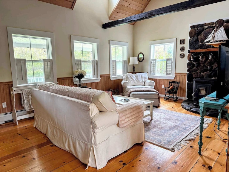 Pine & Sea Beach Retreat - Fire Pit, Jetted Tub - Maine