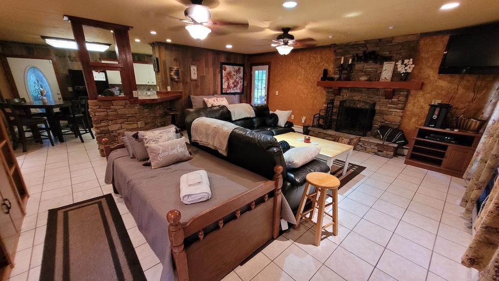 Charming Boone Getaway With Pool, Hot Tub & Mountain Vibes - Boone, NC