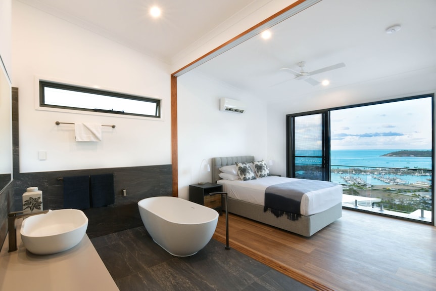 Luxury 4 Bedroom Holiday Home With Panoramic Views In Airlie Beach - Whitsundays