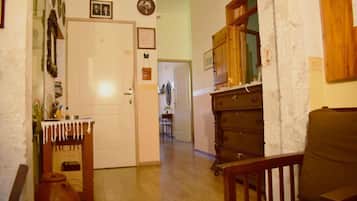 Quarto Triplo Comfort (3) | Cofre no quarto, secretária adequada para computadores portáteis