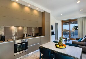 Apartamento Deluxe (1) | Cozinha privada | Um frigorífico/congelador grande, um forno, uma placa de cozinha 