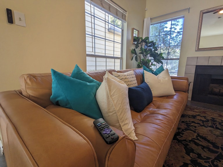 Modern Eco-friendly Townhouse; Walk To Park & Recreation King Bed - 歐文