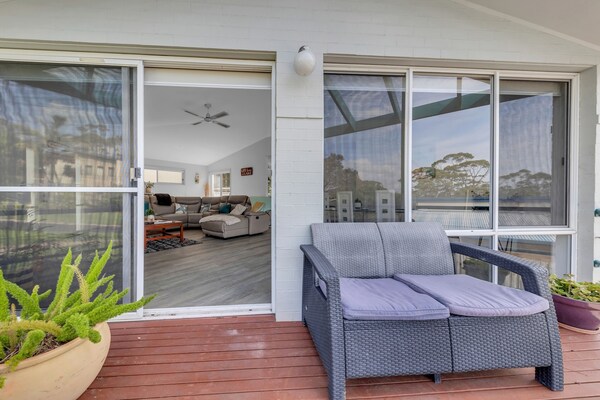 Beach House Merimbula - Heated Pool, Pet Friendly, Sleeps 10 - Pambula