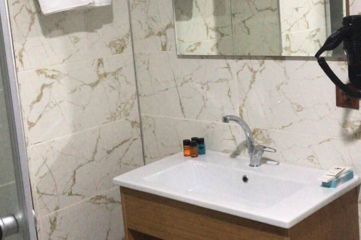 Produtos de higiene exclusivos, um secador de cabelo, roupões 