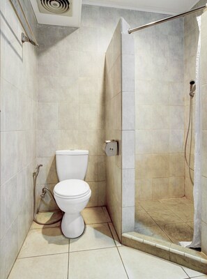 Quarto Twin Superior, varanda | Casa de banho | Um polibã, artigos de higiene pessoal grátis, toalhas fornecidas, sabão 