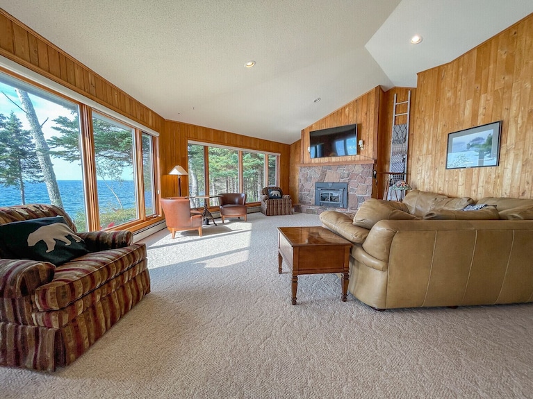 Stone Arch- Entire Large Home On Unique Lake Superior Shoreline - Cascade River State Park, Lutsen