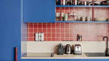 Apartamento Familiar | Cozinha privada | Um frigorífico, um micro-ondas, uma máquina de lavar louça