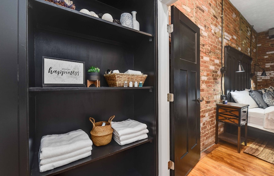 A Cleveland Modern And Historic Apartment Unit 105 - Cleveland