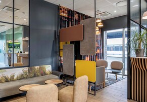 Área de estar no saguão