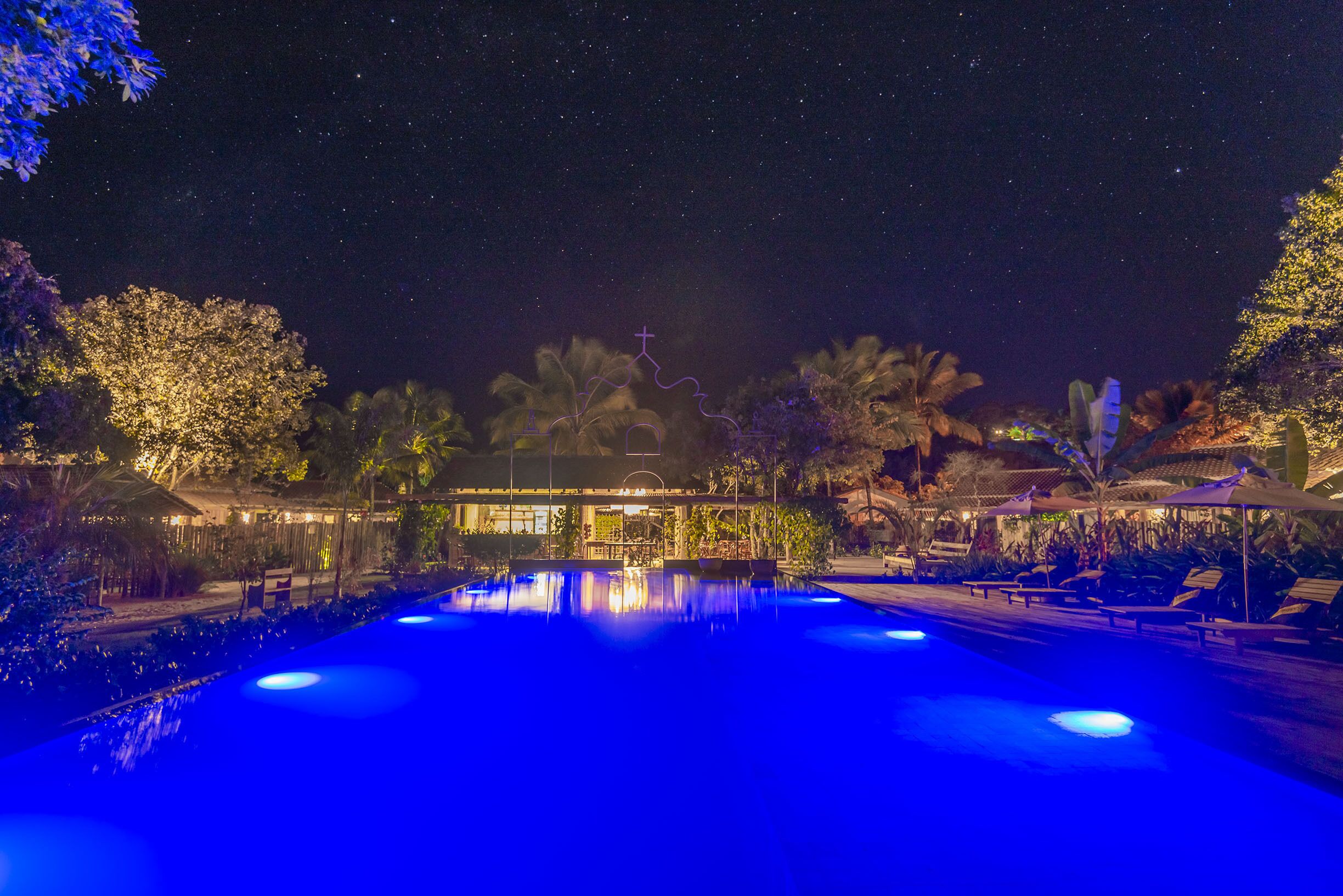 Piscina externa, guarda-sóis, espreguiçadeiras