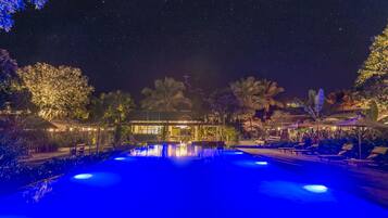 Piscina externa, guarda-sóis, espreguiçadeiras