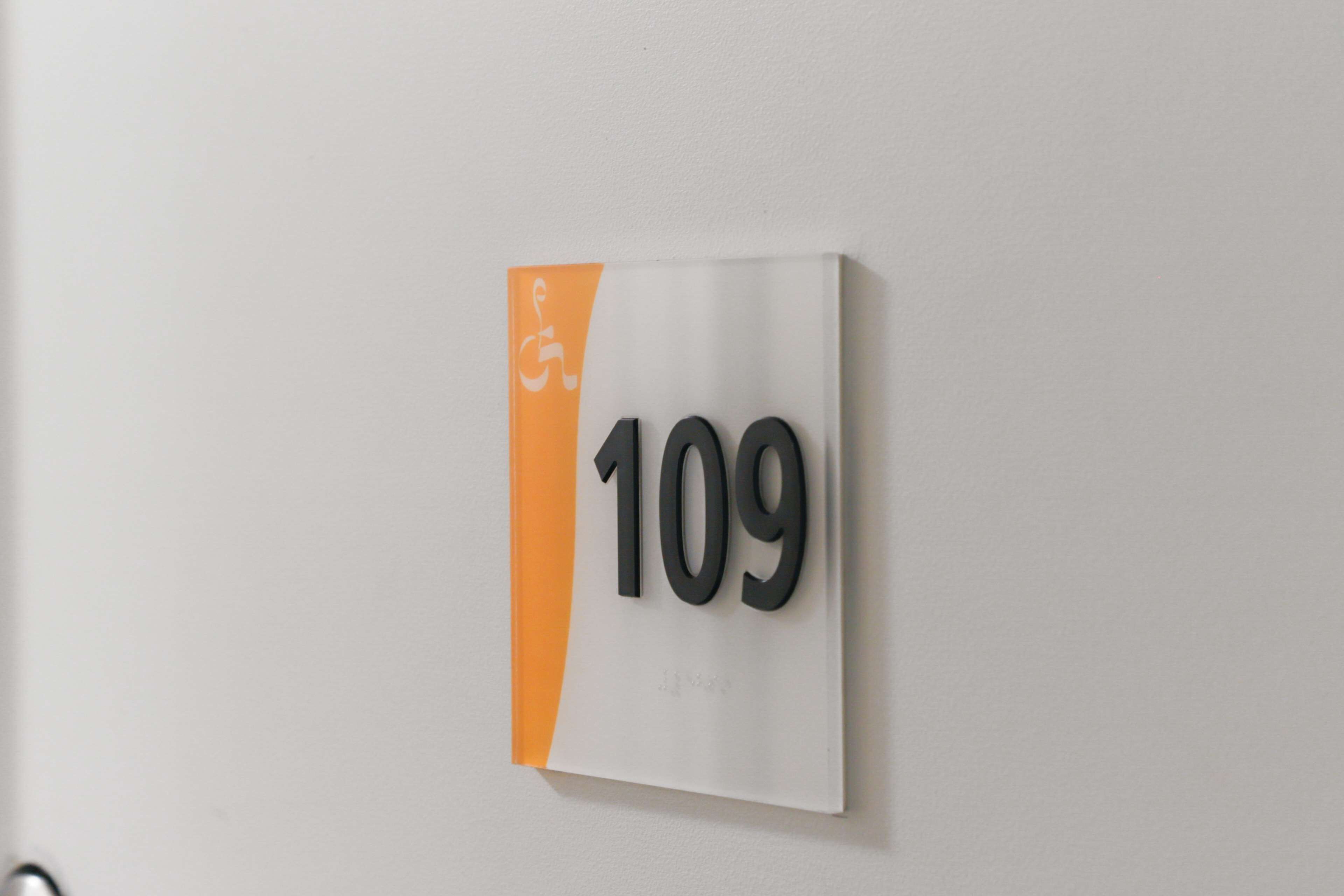 Placa na parede com o número 109.