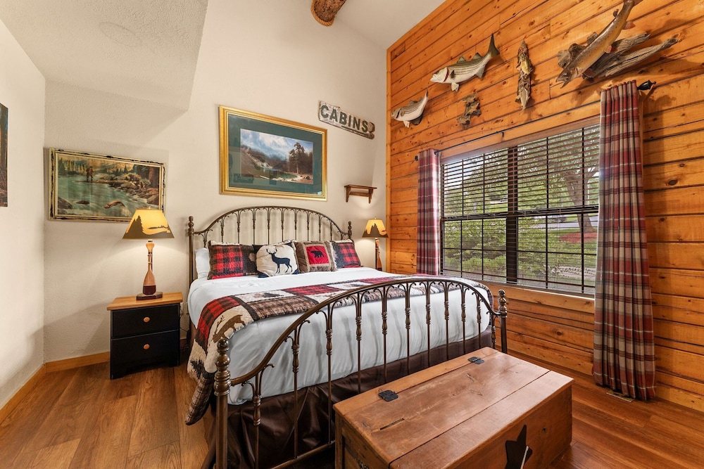Log Cabin Getaway In The Heart Of Branson's Theatre District - Branson, MO