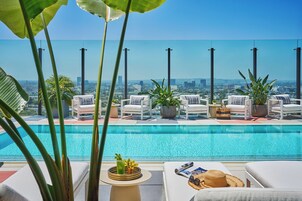 Piscina externa, funciona das 7h às 19h, guarda-sóis, espreguiçadeiras