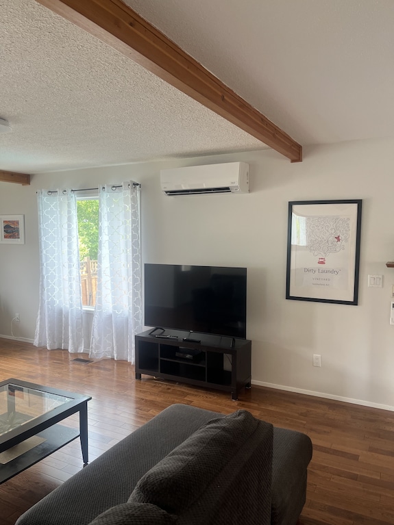 Private Pool- Outdoor Patio -4 Beds 3.5 Baths! - Penticton