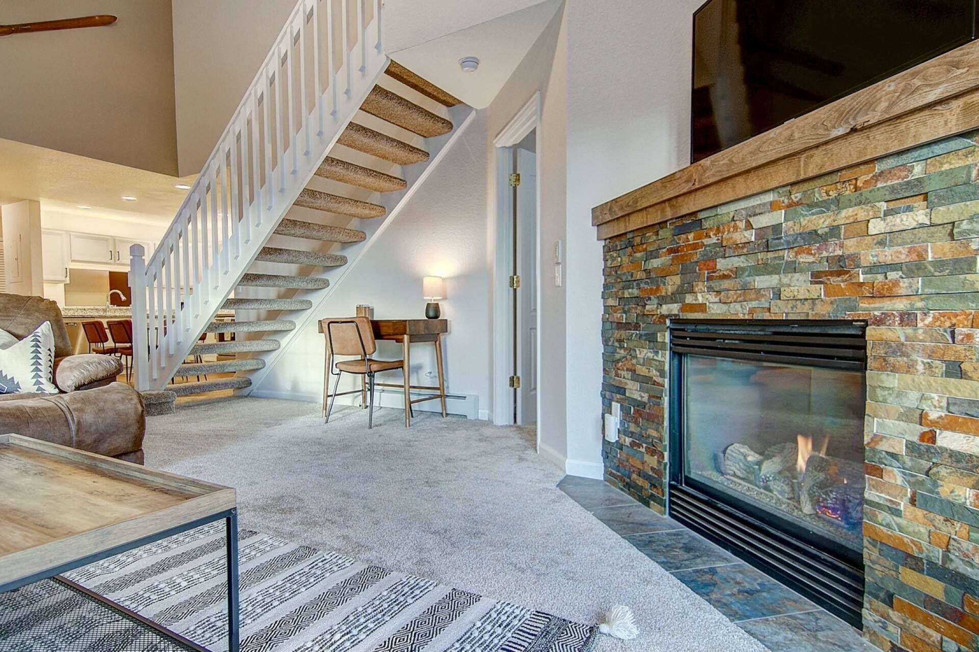 Walk To Mtn Or Steps To Free Bus/hottub + Remodeled Kitchen/bath-private Garage-w/d-grill-fireplace - Steamboat Springs, CO