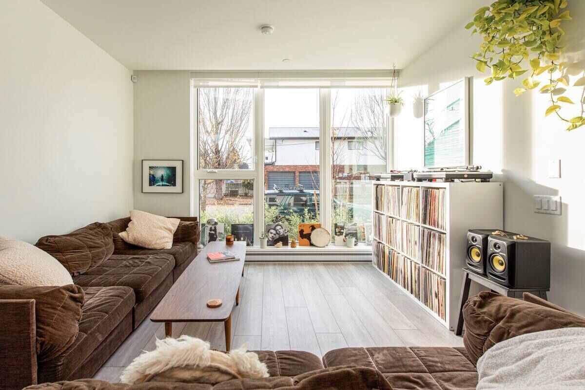 Stunning Modern Townhome, 4-bed, 2-bath, & Patio In The City's Best Location - Vancouver