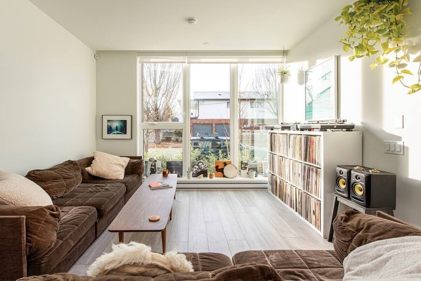 Stunning Modern Townhome, 4-bed, 2-bath, & Patio In The City's Best Location - Vancouver