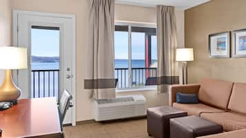 Suíte, 1 cama King e sofá-cama, para não fumantes (Lakefront) | Escrivaninha, ferros/tábuas de passar roupa, Wi-Fi de cortesia